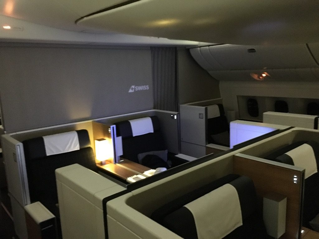 Review: Swiss First Class Boeing 777-300er Zürich nach Hongkong ...