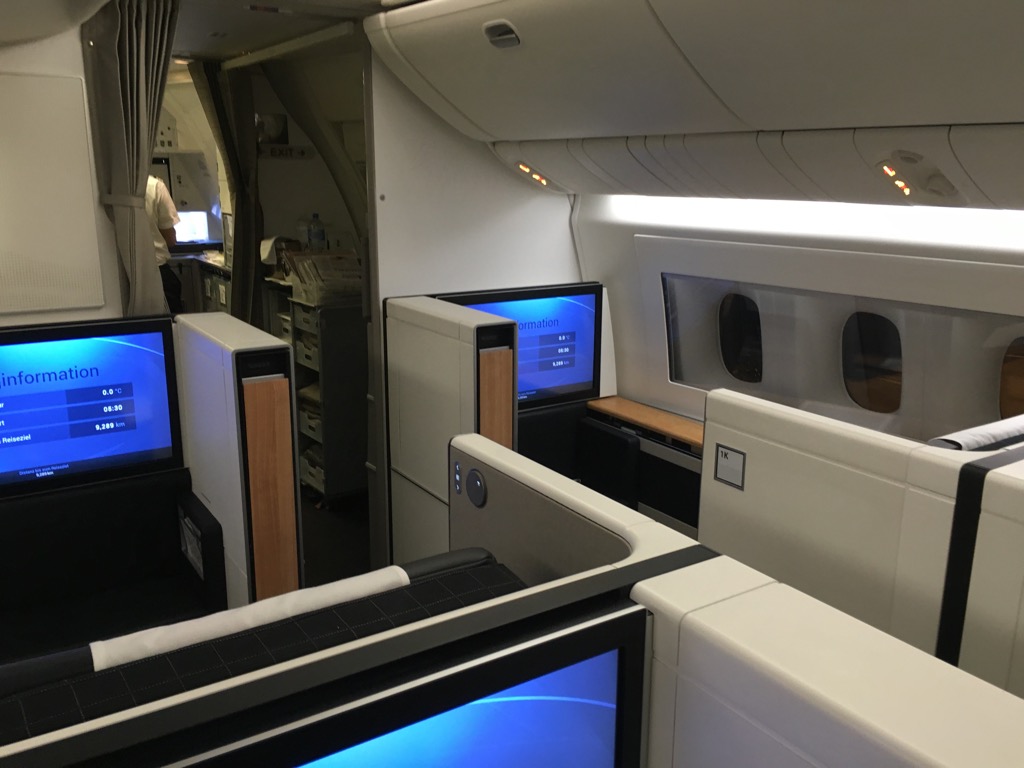 Review: Swiss First Class Boeing 777-300er Zürich nach Hongkong ...