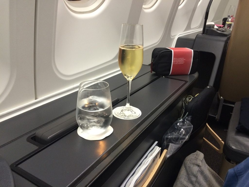 Review: Swiss First Class Airbus A340-300 Singapur nach Zürich ...