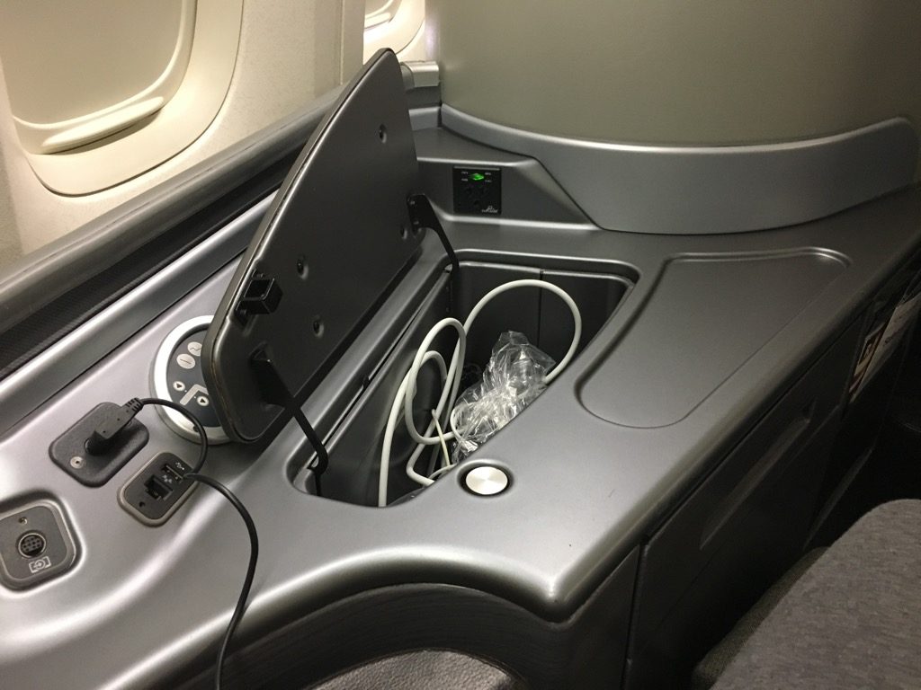 Review: United Airlines Polaris First Class Boeing 777-200 Chicago nach ...