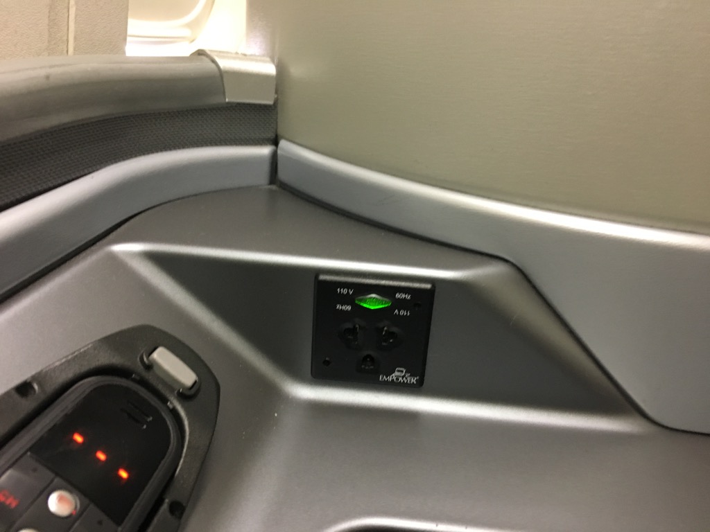 Review: United Airlines Polaris First Class Boeing 777-200 Chicago nach ...