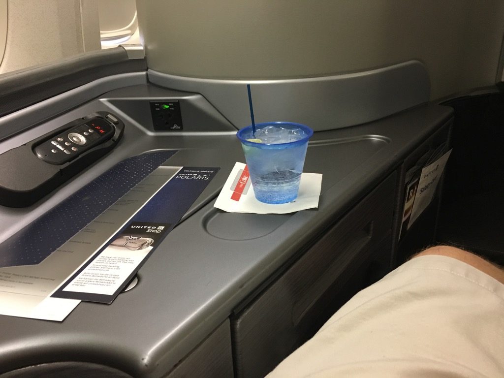 Review: United Airlines Polaris First Class Boeing 777-200 Chicago nach ...