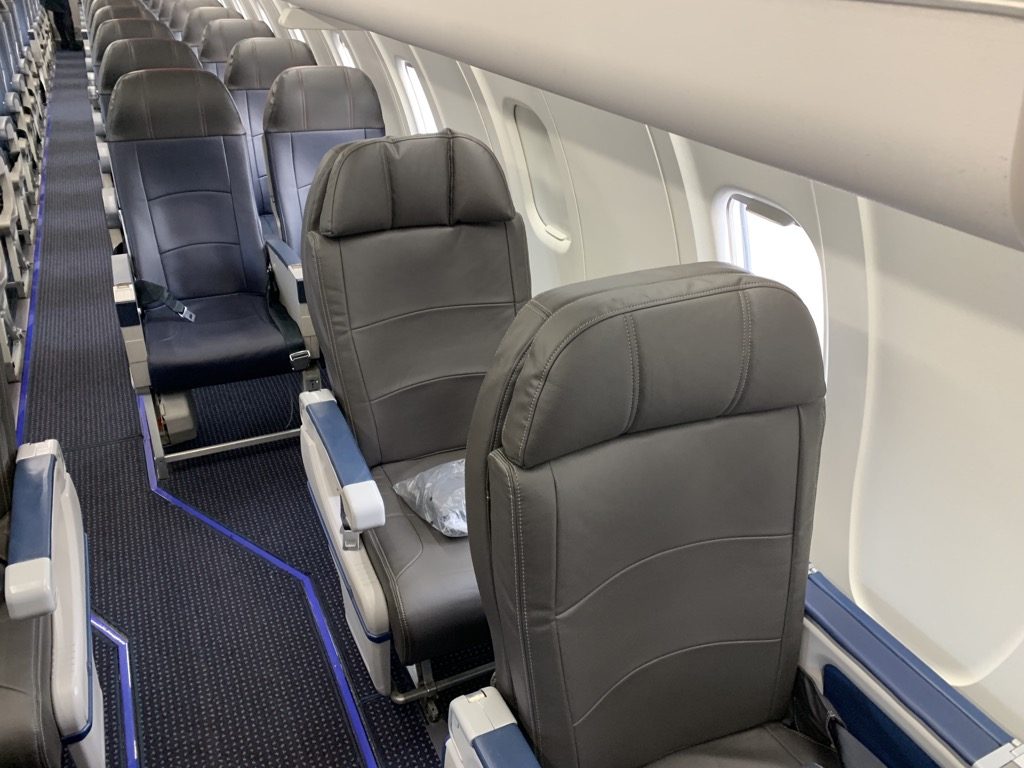 Review: American Airlines First Class Canadair Jet 700 von Kansas City ...
