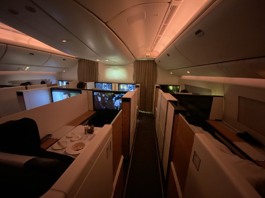 Review: Swiss First Class Boeing 777-300ER Zürich nach Hong Kong ...