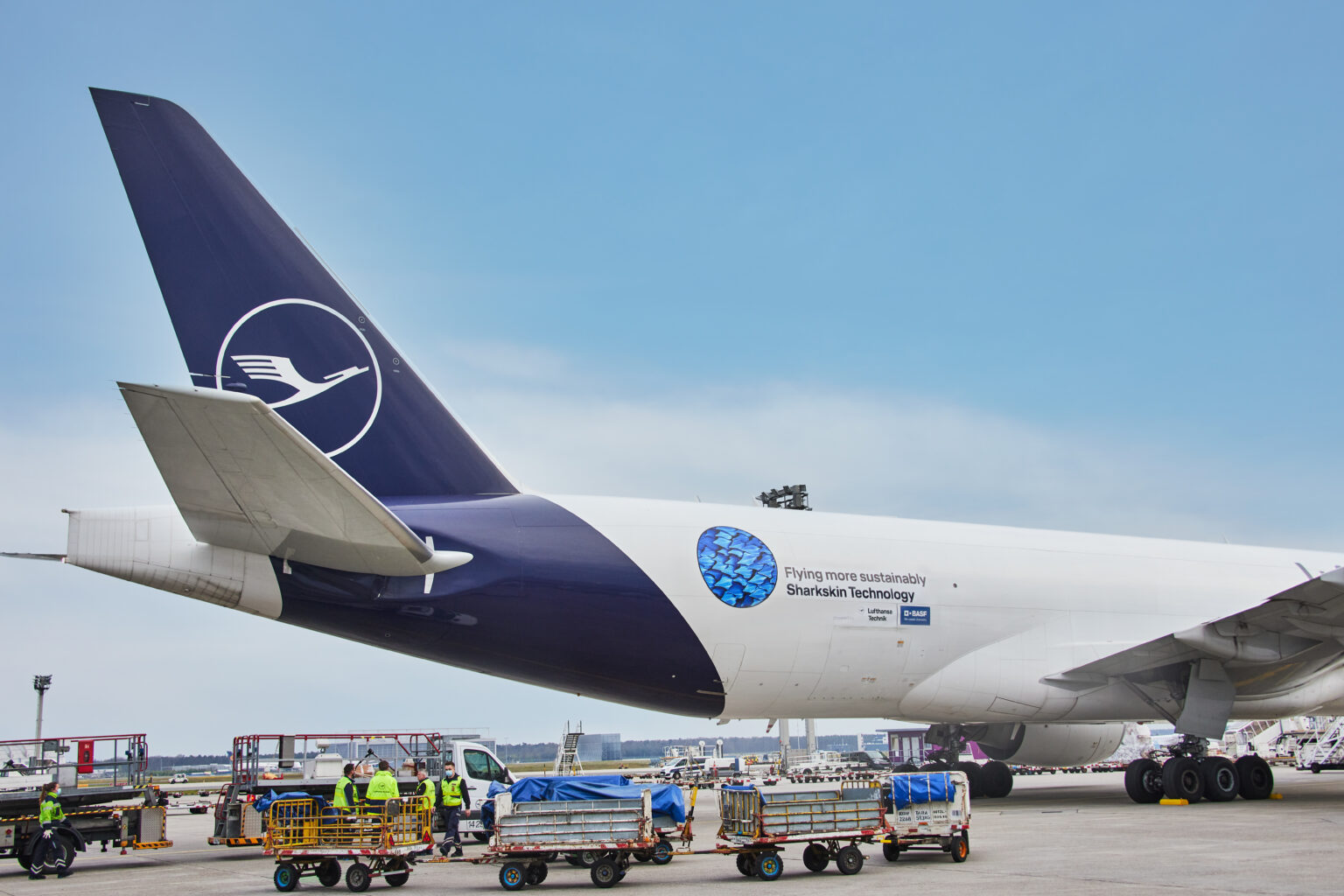 AeroShark: Lufthansa Technik und BASF entwickeln Beschichtung für ...